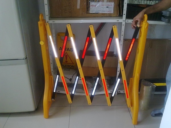 FOLDABLE & EXPANDABLE PLASTIC BARRIER GATE YELLOW