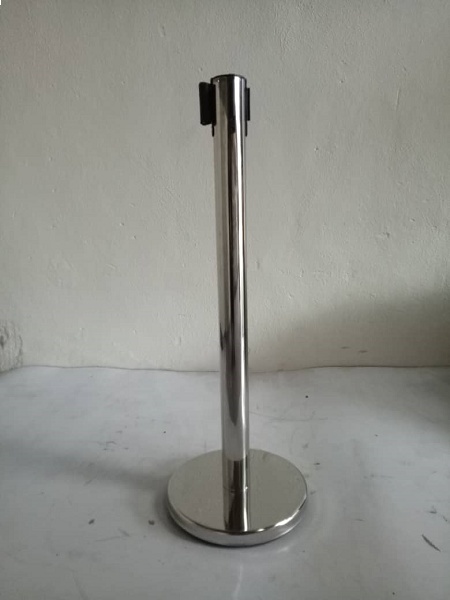 STAINLESS STEEL Q UP STAND WITH RETRACTABLE BELT RED COLOR