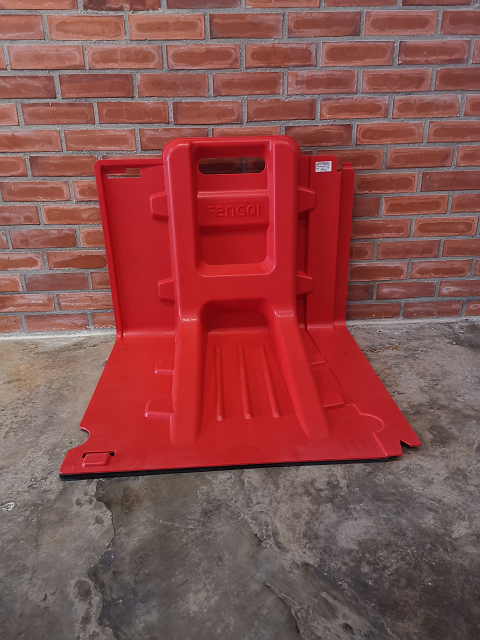 PORTABLE FLOOD PREVENTION BARRIER -COLOR RED.