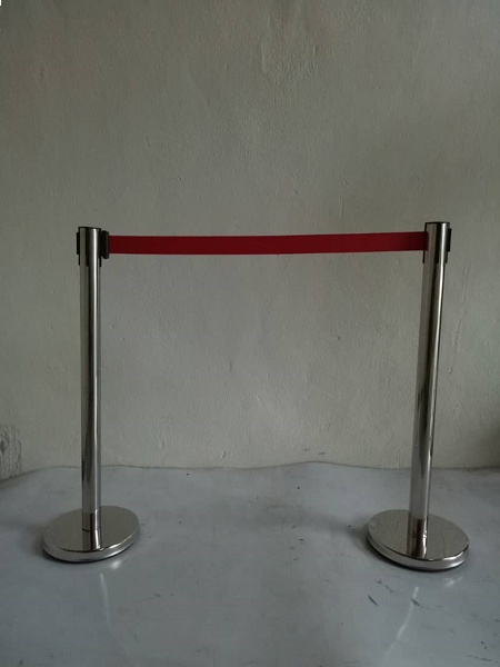 STAINLESS STEEL Q UP STAND WITH RETRACTABLE BELT RED COLOR
