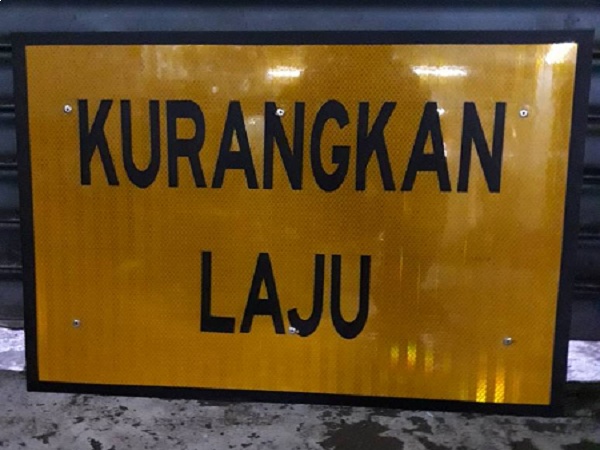 SIGNBOARD KURANGKAN LAJU(WD46A)-HIP Sticker