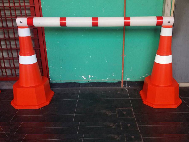 HDPE traffic cone c/w PE post (2 pcs traffic cone and 1 pc PE post).