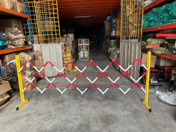 Steel and Fiber Glass Retractable Scissor Fence Barrier Gate